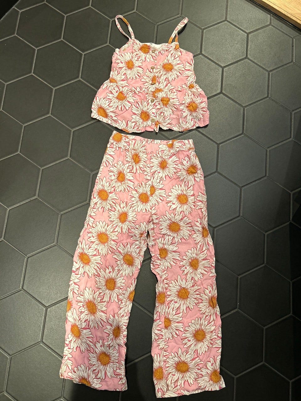 2 jumpsuits og 1 sett (bukse/topp). i str. 128 (7-8 år) | FINN-torget