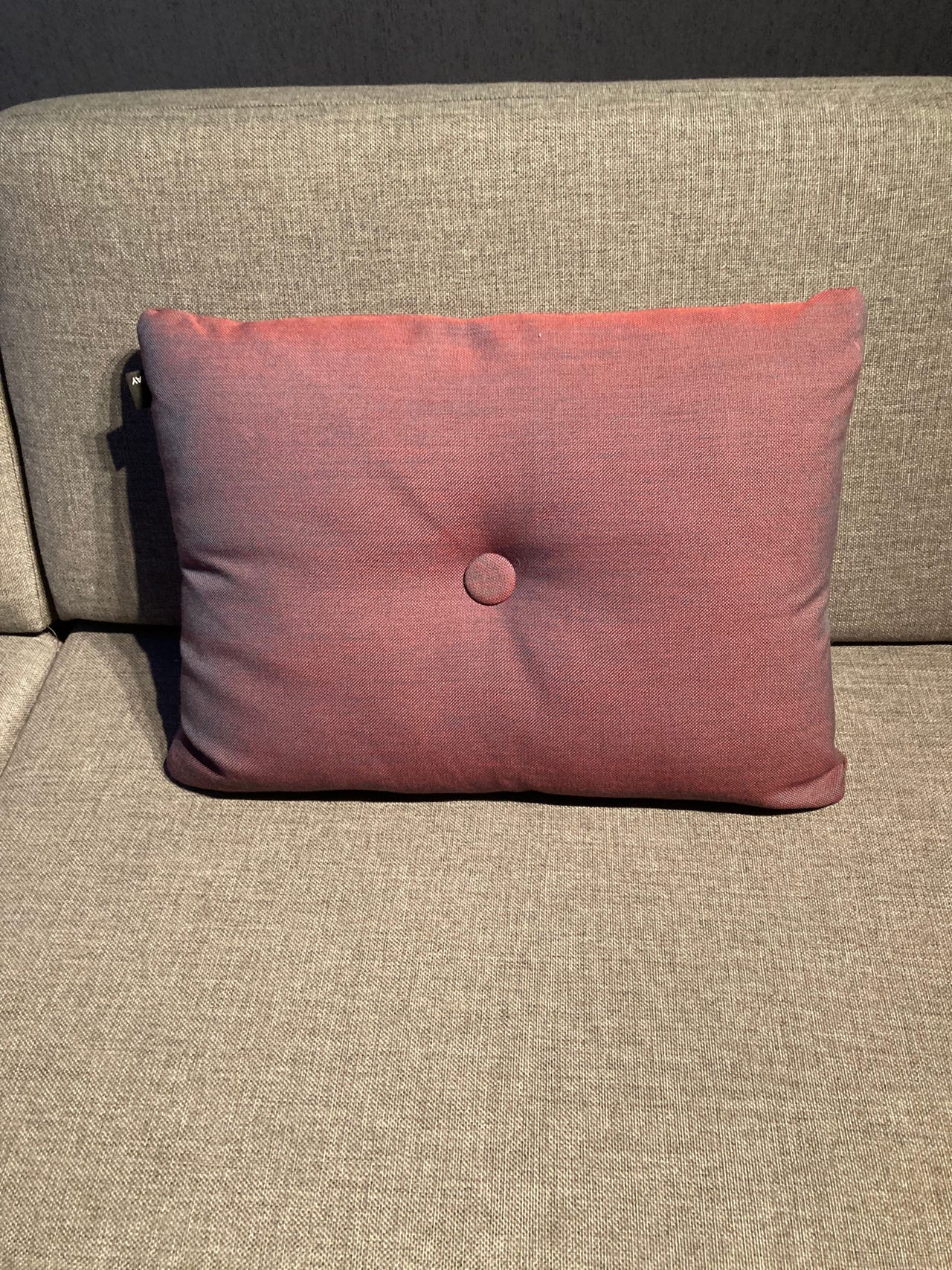 Pyntepute Dot Cushion Planar 1 Dot pute 45 x 60 cm fra HAY, | FINN-torget