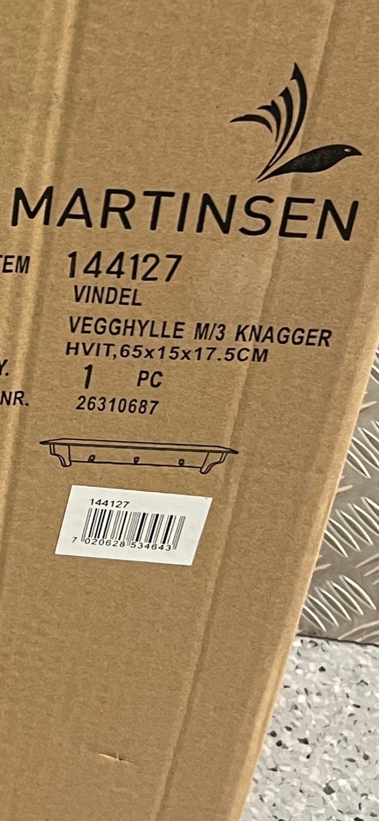 2 stk uåpnet fine hvite hyller med knagger | FINN-torget