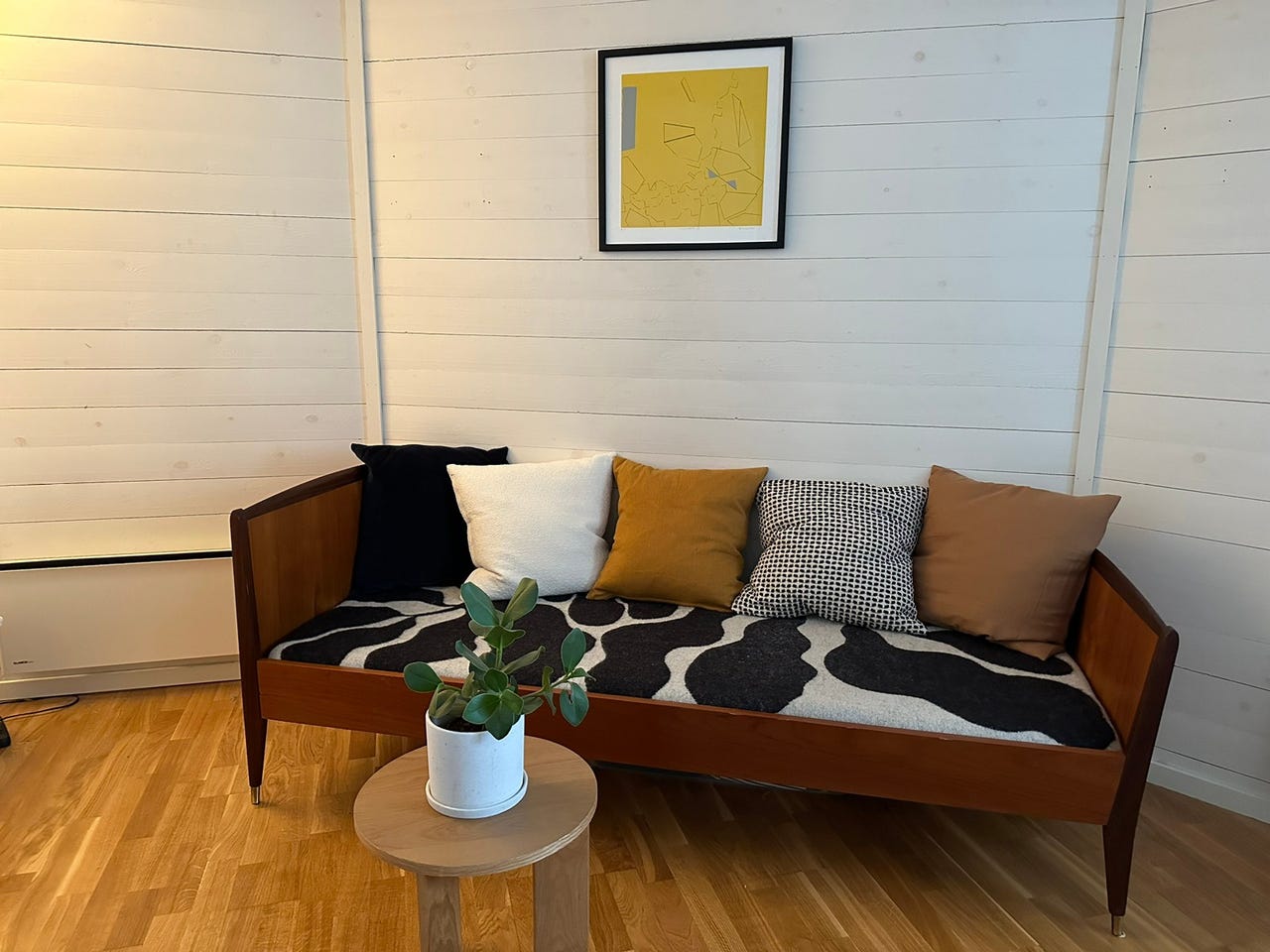 Seng i teak. Selges billig pga flytting | FINN-torget