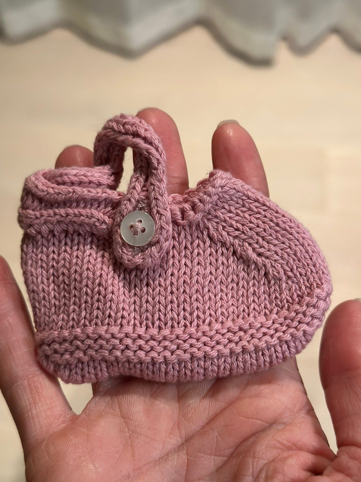 Hjemmestrikka sokker til nyfødt | FINN-torget