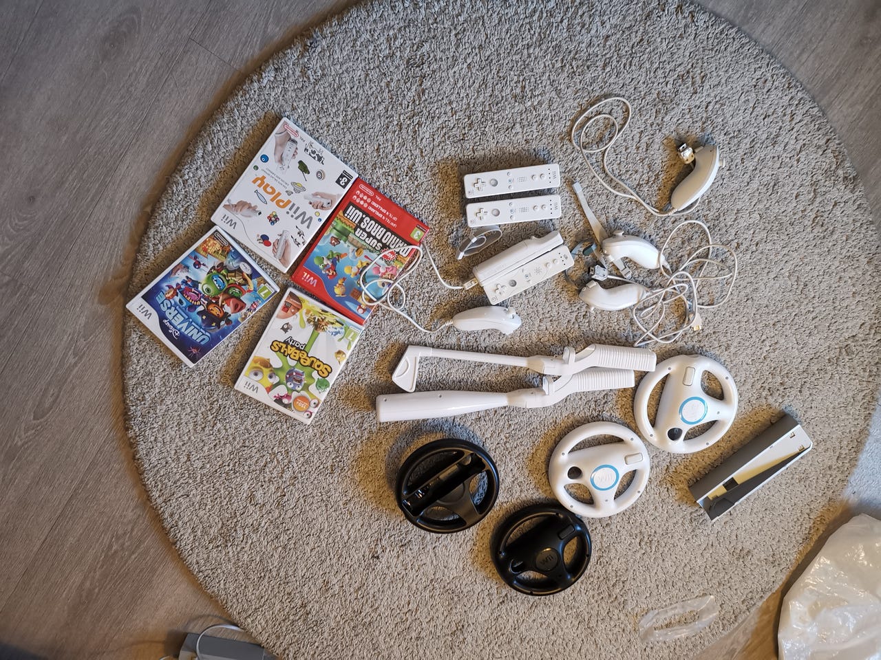 Wii med mange bilspill, 4 kontroller og ratt | FINN-torget