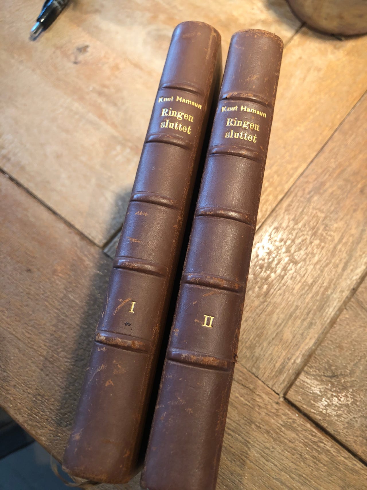 Knut Hamsun: skinntrukket 1. utgave av "Ringen sluttet I-II", utgitt 01 ...