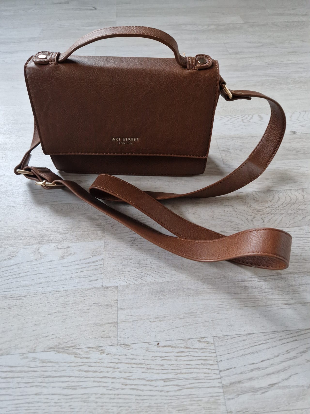 Brun skulderveske merket Art Street London | FINN-torget