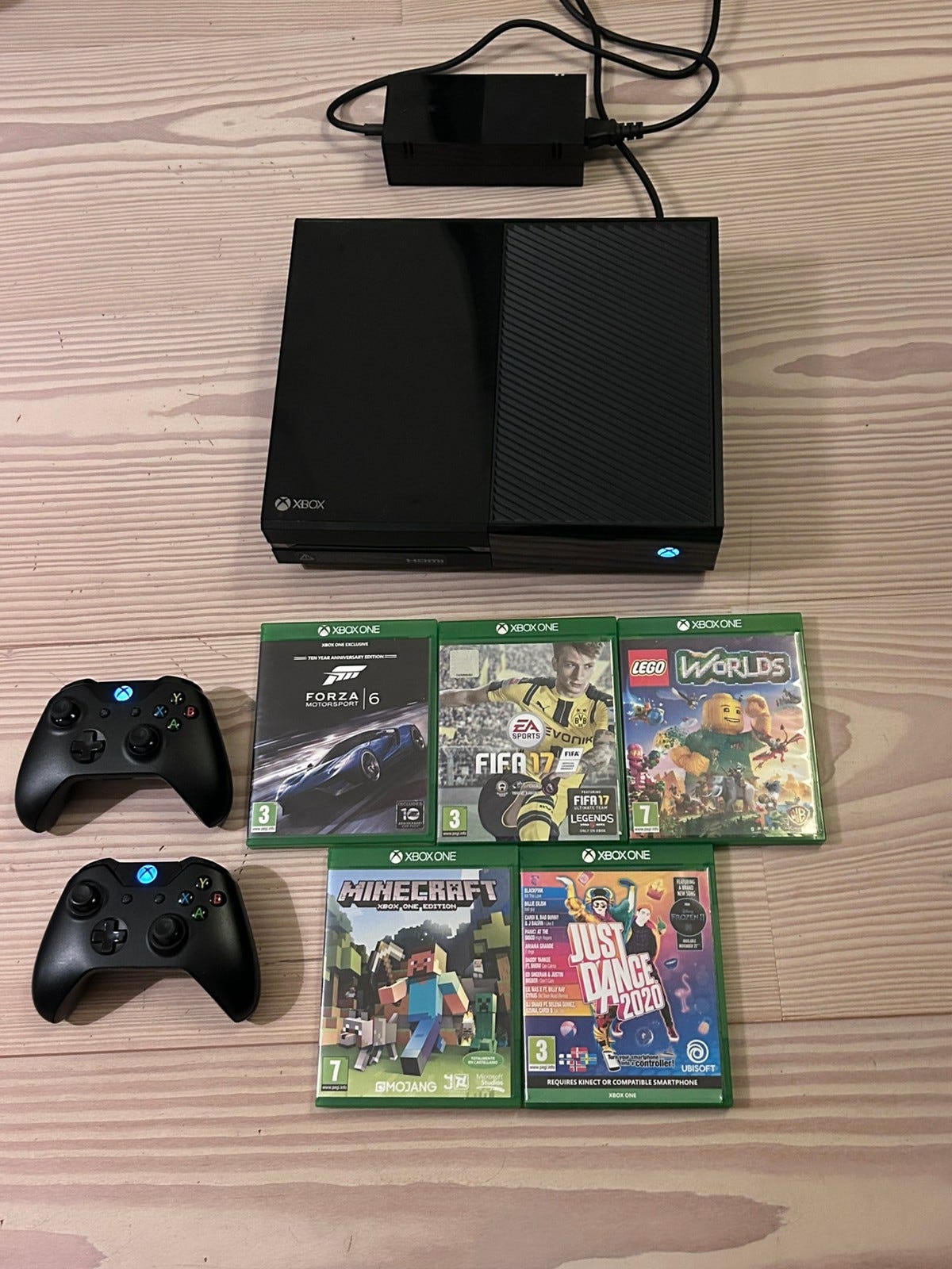 Xbox one med to kontroller og fem spill | FINN-torget