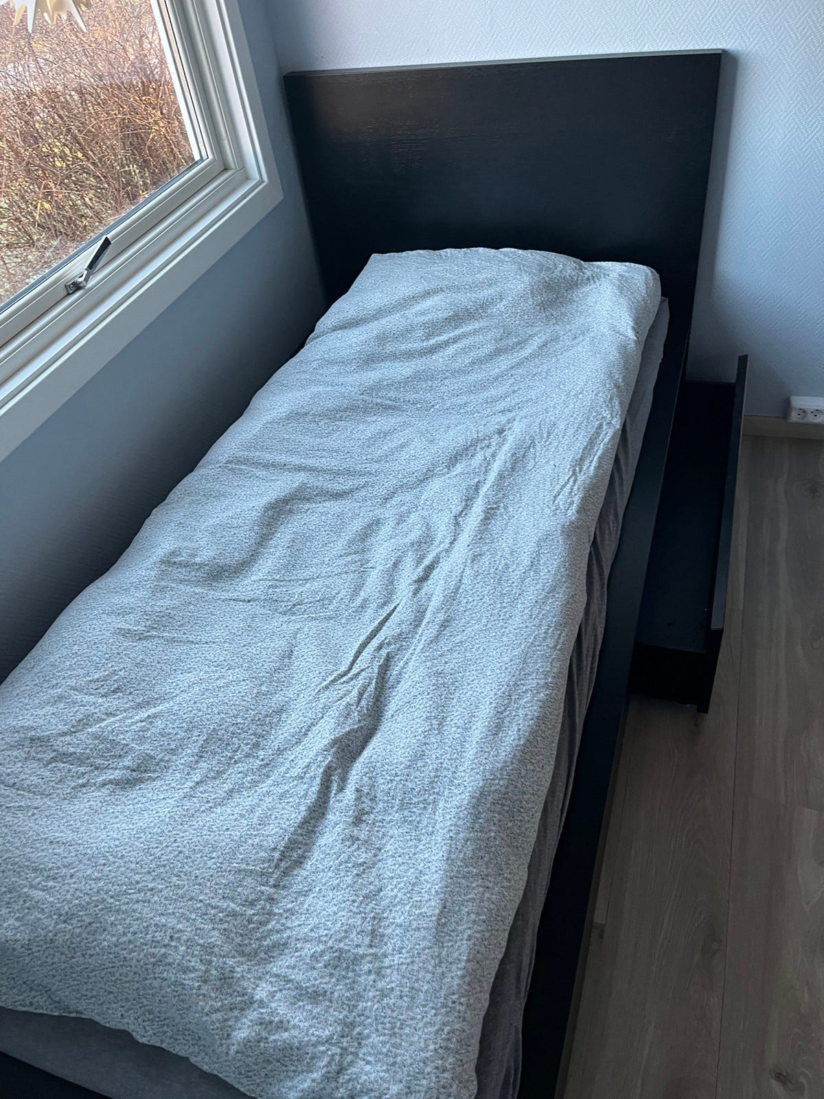 Seng med to skuffer for oppbevaring selges billig | FINN-torget