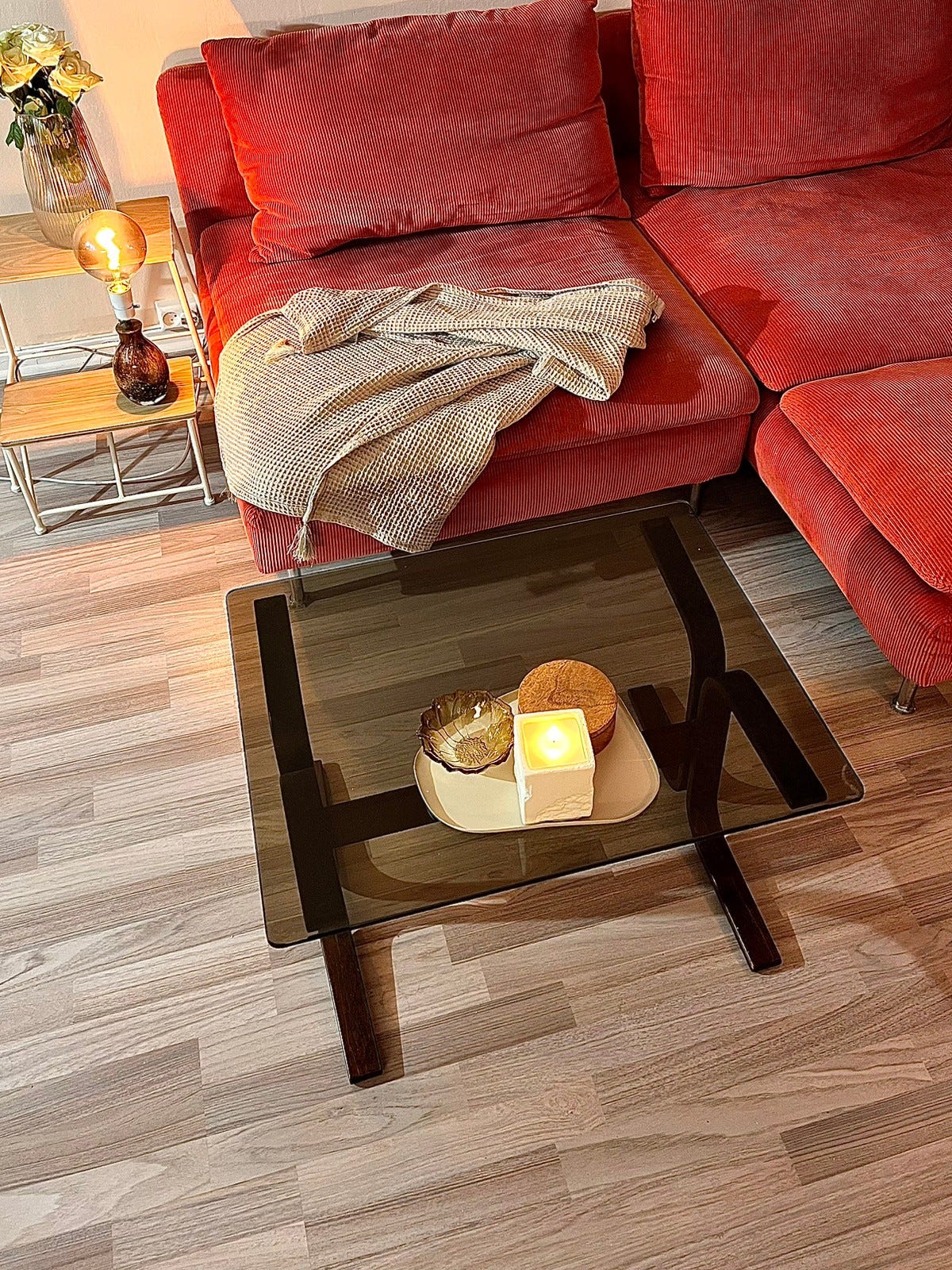 Sofabord, består av sotet glass og solid treverk | FINN-torget