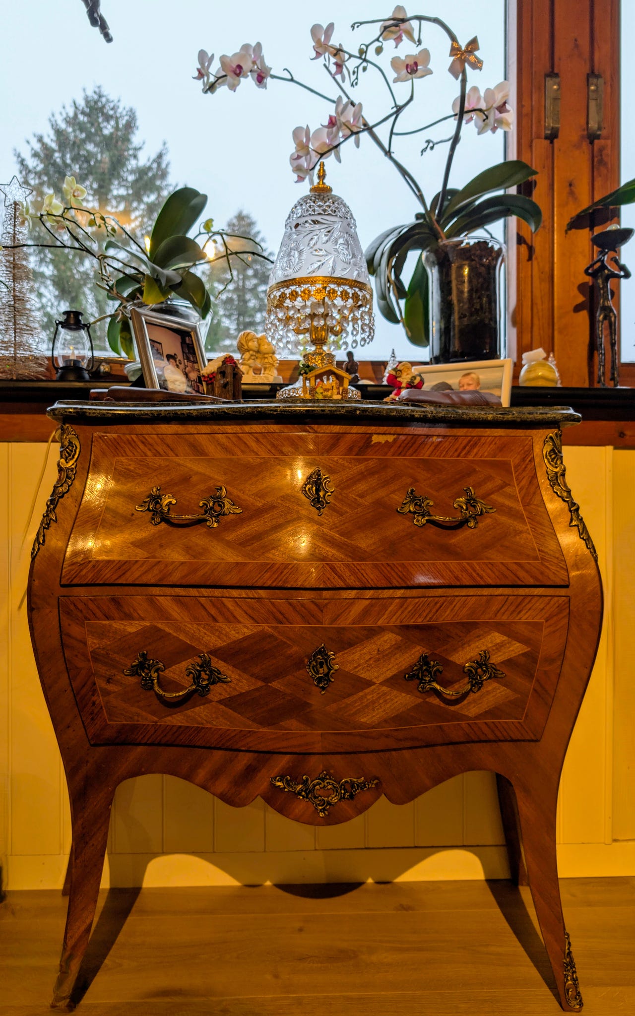 Bombe/mage kommode i rokokko stil. | FINN-torget