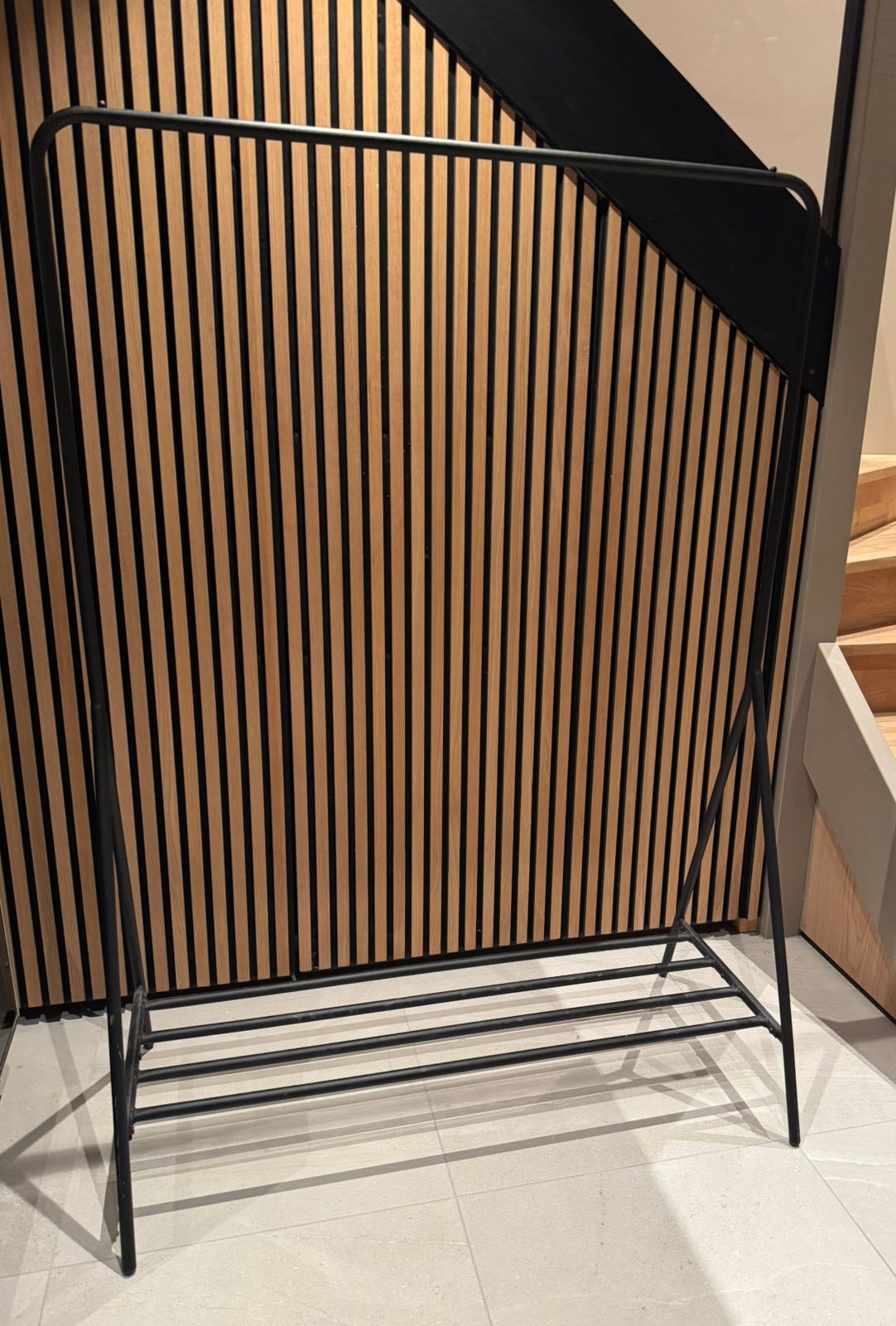 Klesstativ sort fra Lyngdal Jysk | FINN-torget