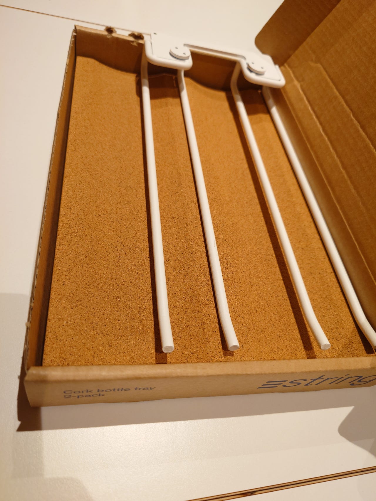 Korkplate for vinflasker og oppheng for glass til string stålplate ...