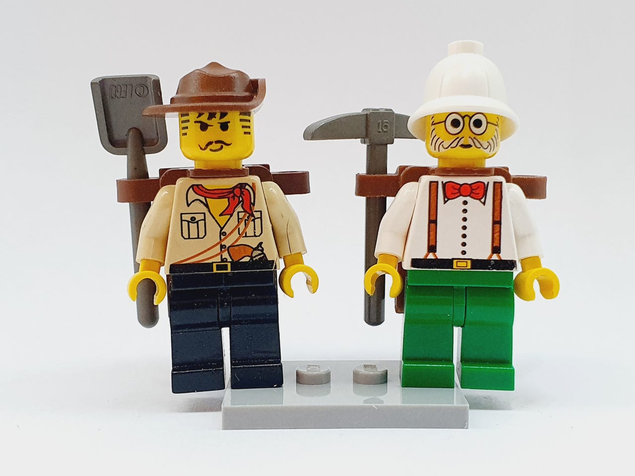 LEGO Adventurers | Johnny Thunder (adv041) & Dr. Kilroy (adv040) | FINN ...