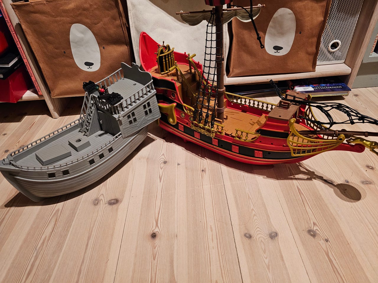 To Kaptein Sabeltann -skuter Sorte Dame og Grevinnen | FINN-torget