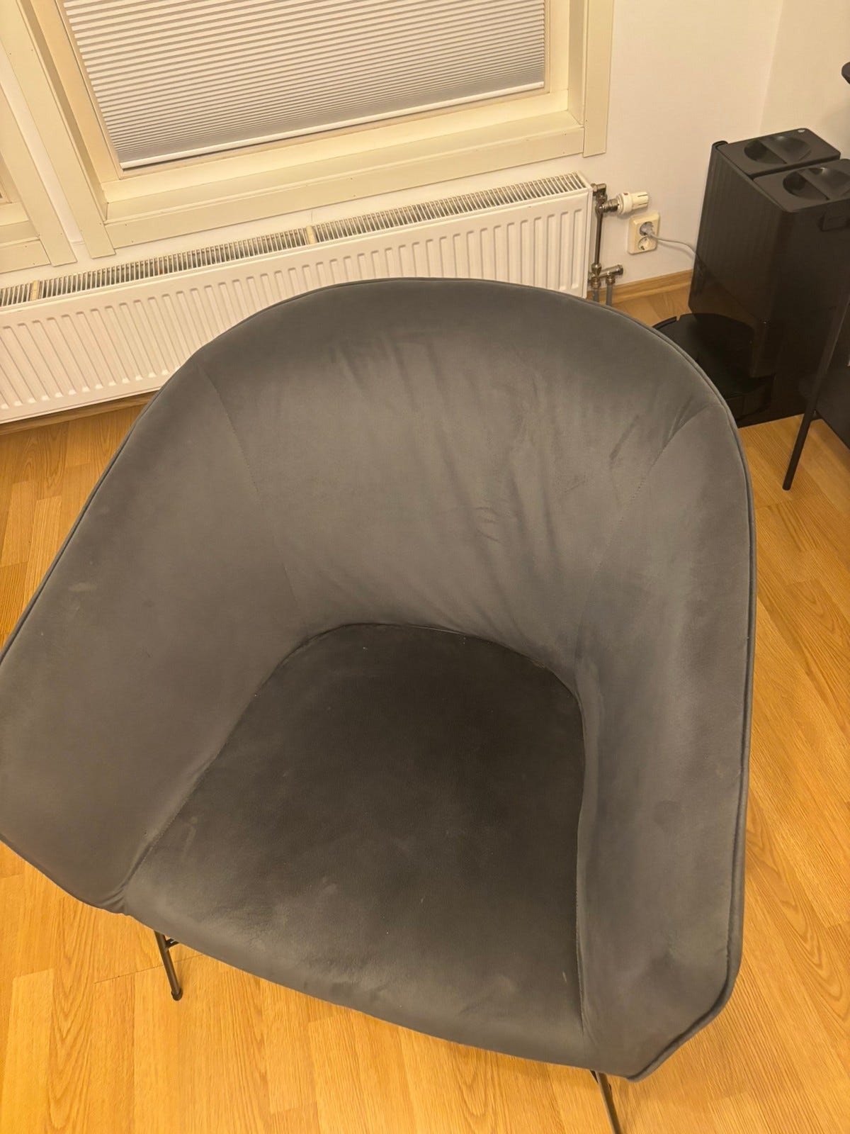 Mørke grå velur stol | FINN-torget