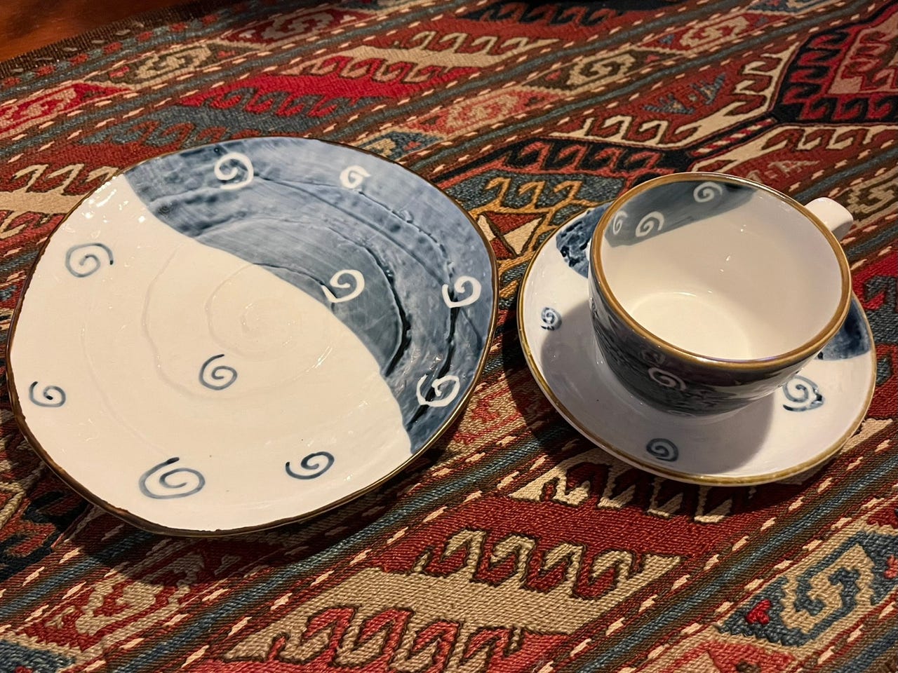 Servise i blått og hvitt med fantasifullt mønster 💙 (mange deler ...