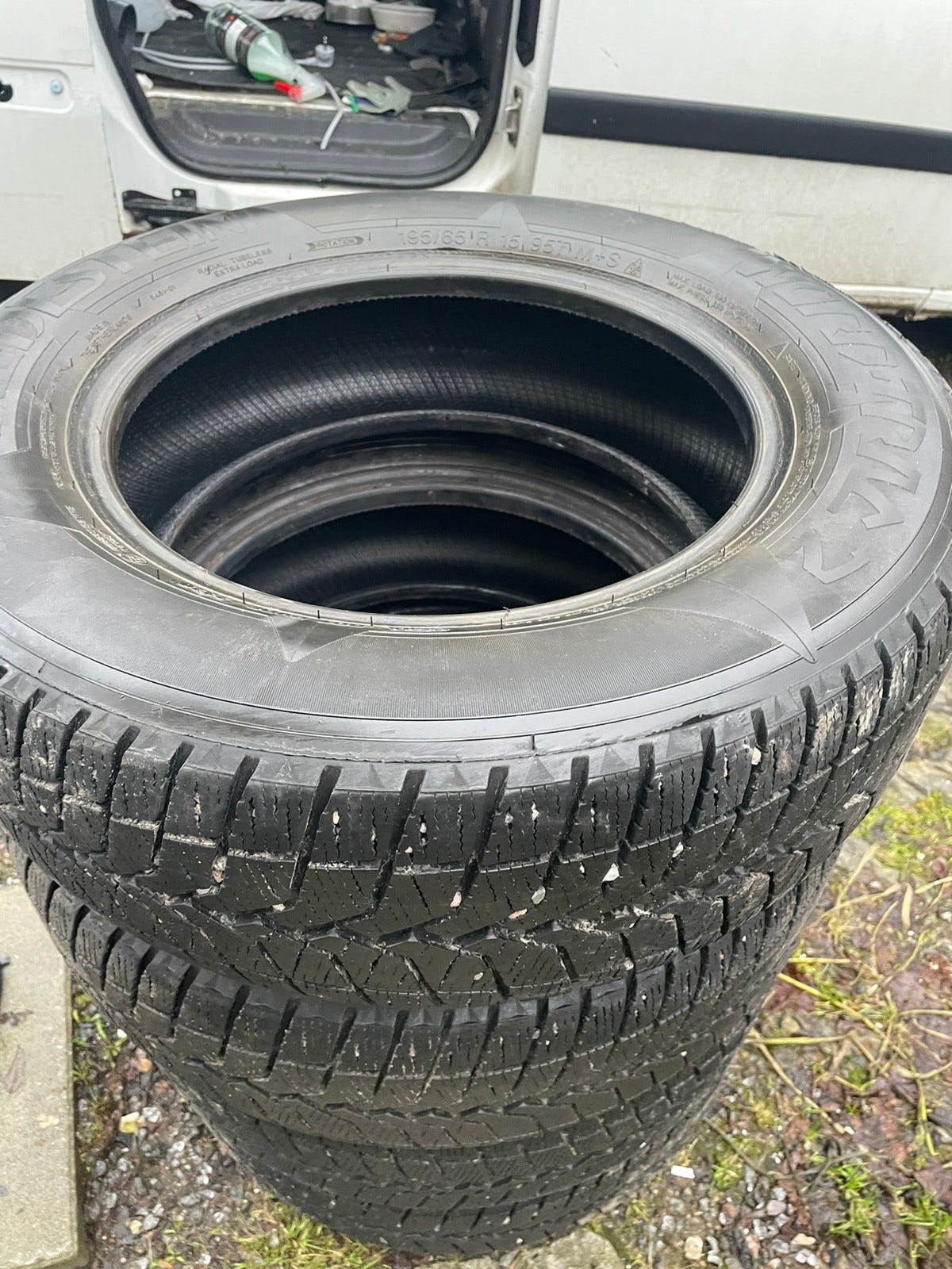 4 Vinterdekk uten felg 15 tommer 195/65/15. Selges billig | FINN-torget