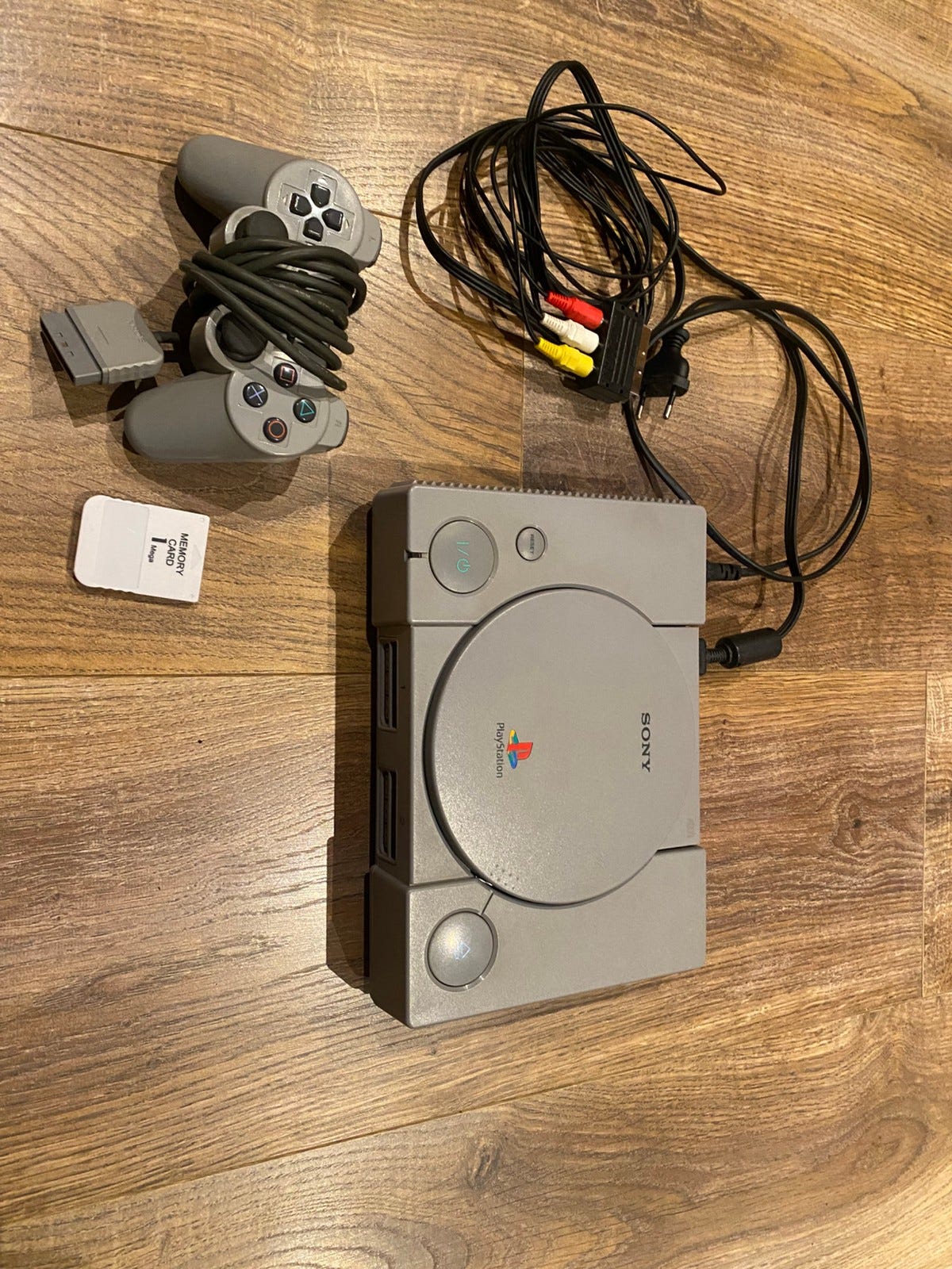 PlayStation 1 PS1 konsol med minnekort og kontroller (moddet) | FINN-torget