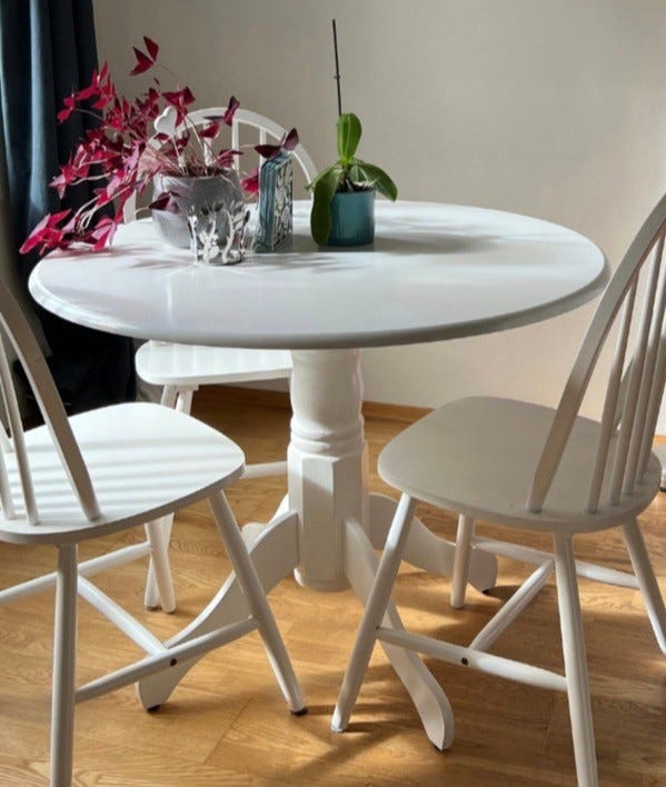 Selger et rundt hvitt spisebord og en hvit skrive pult. | FINN-torget