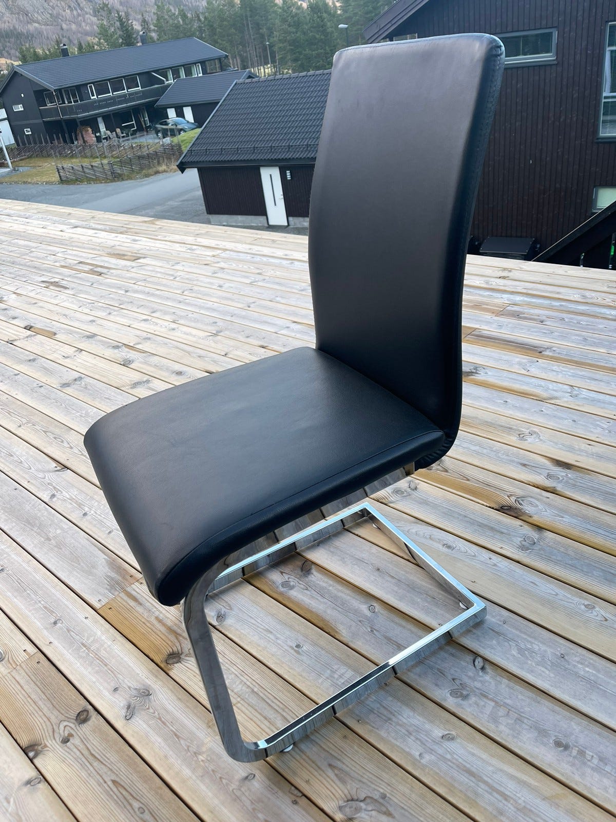 Komfortable spisestue stoler i sort og metall | FINN-torget