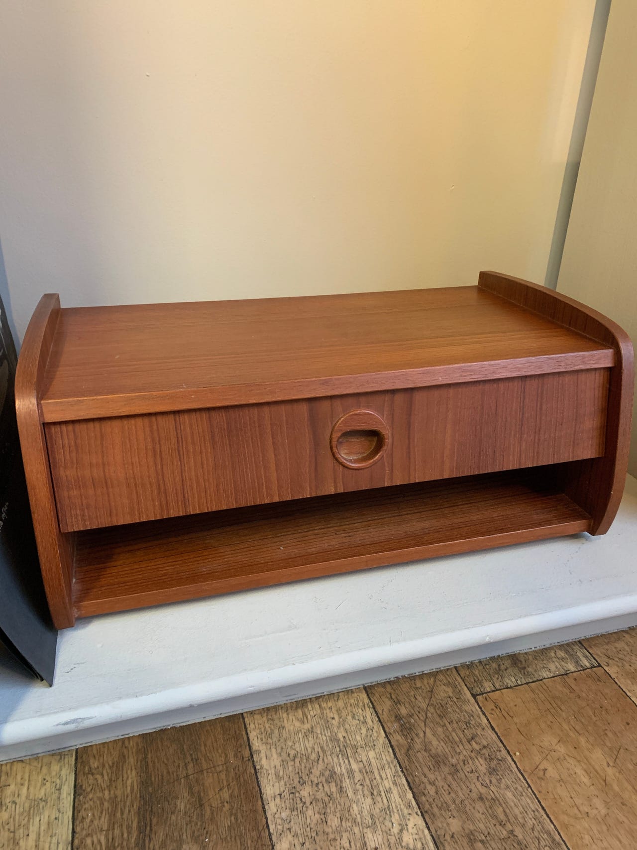 Strøken entré hylle i teak | FINN-torget