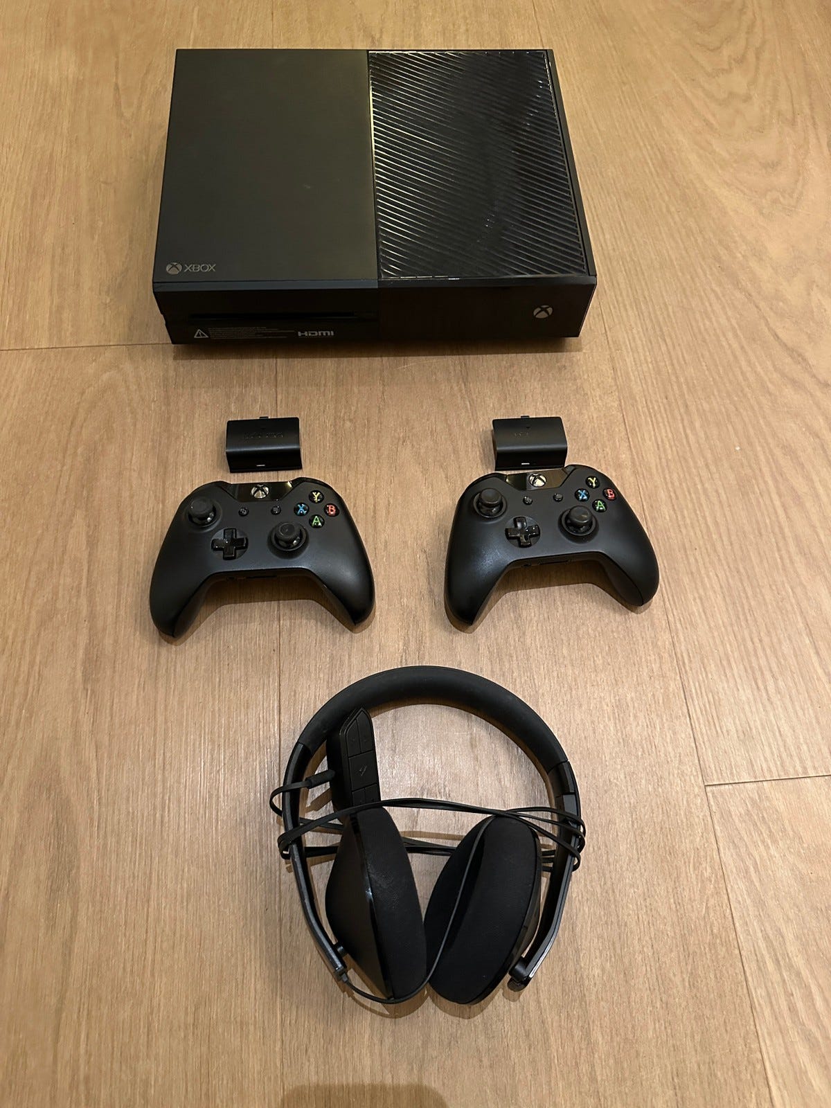 Xbox One m/2 kontrollere og headset | FINN-torget