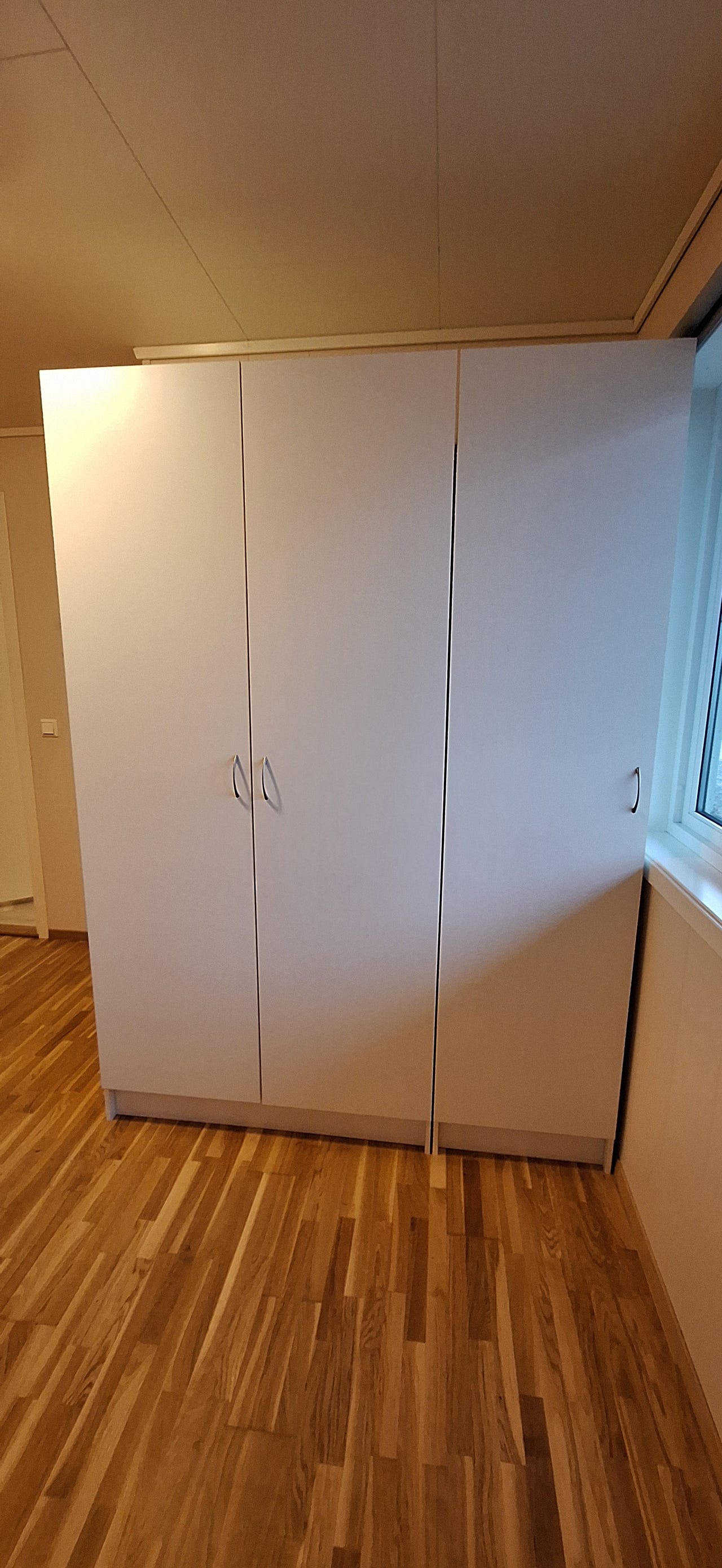 Klesskap i god stand - gis bort mot henting! | FINN-torget