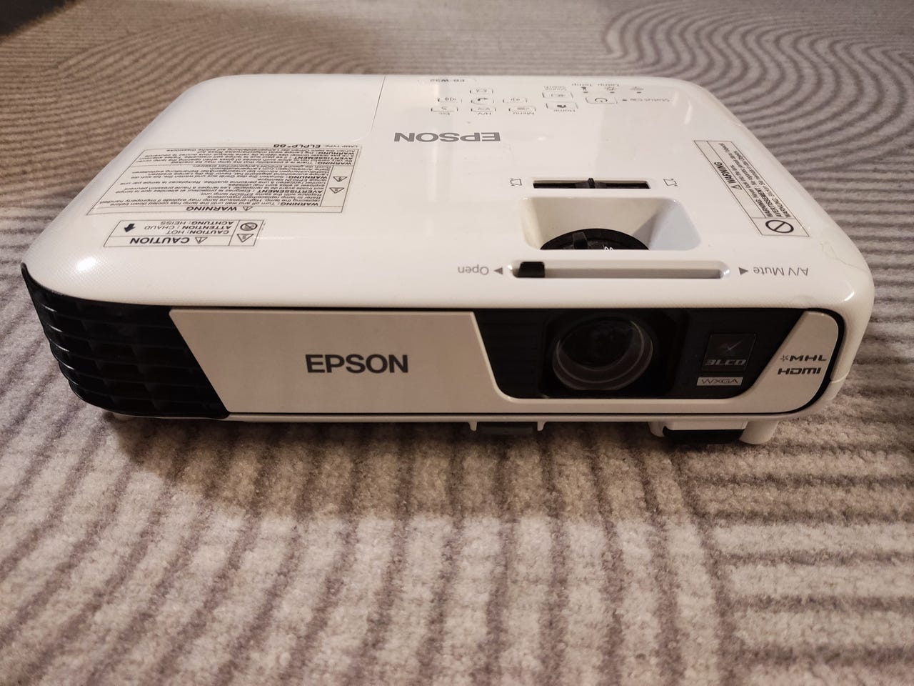Epson EB-W32 LCD Multimedia Widescreen Projector WiFi | FINN-torget