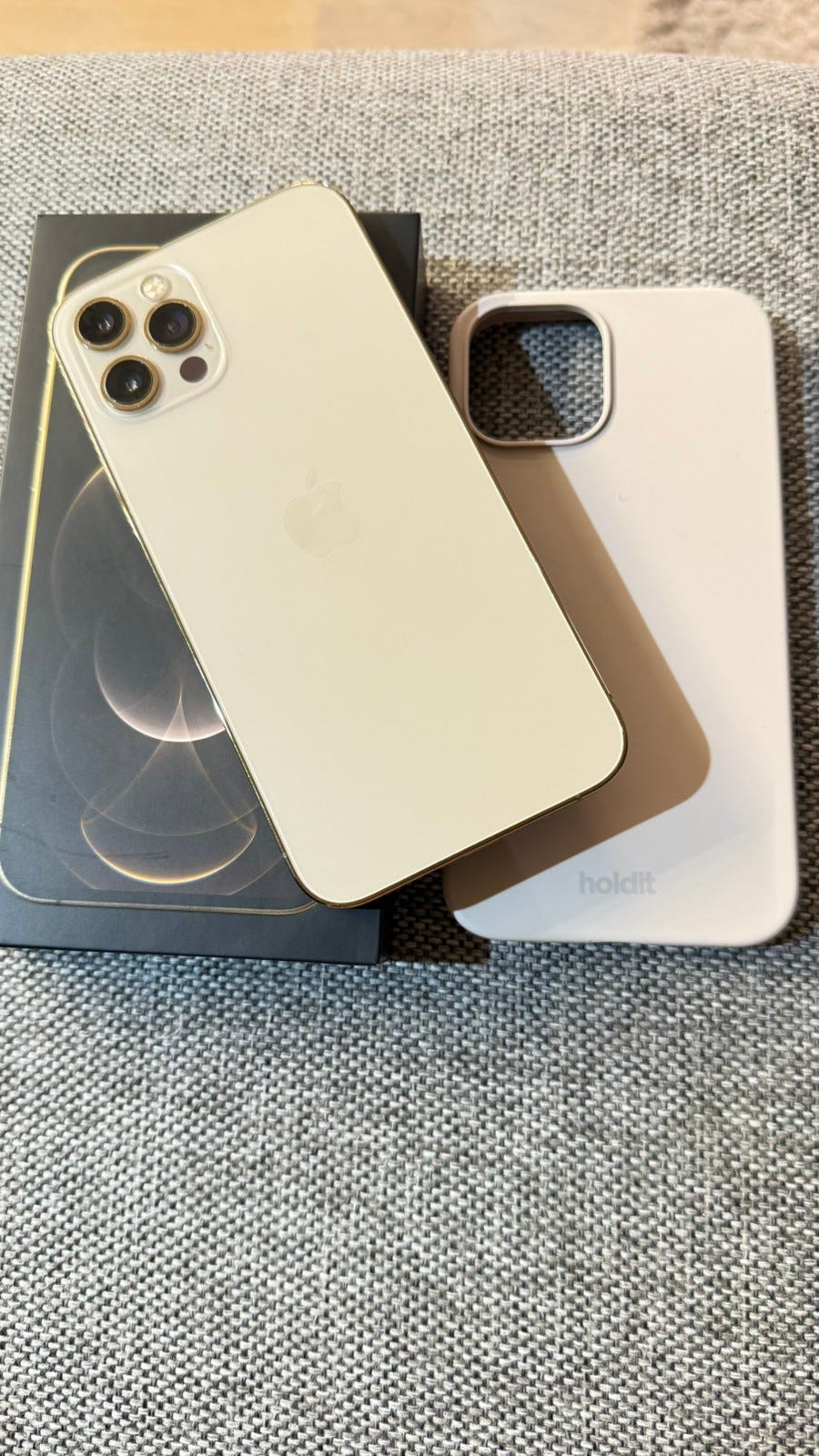 Flott iPhone 12 pro gull 256gb med deksel og ny skjermbeskytter | FINN ...