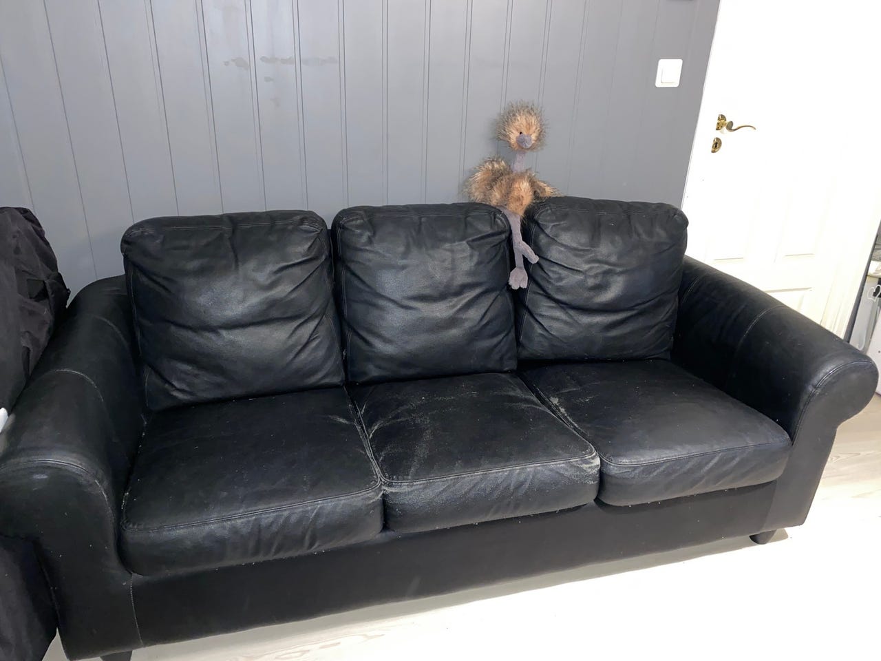 Sort skinnsofa gis bort | FINN-torget