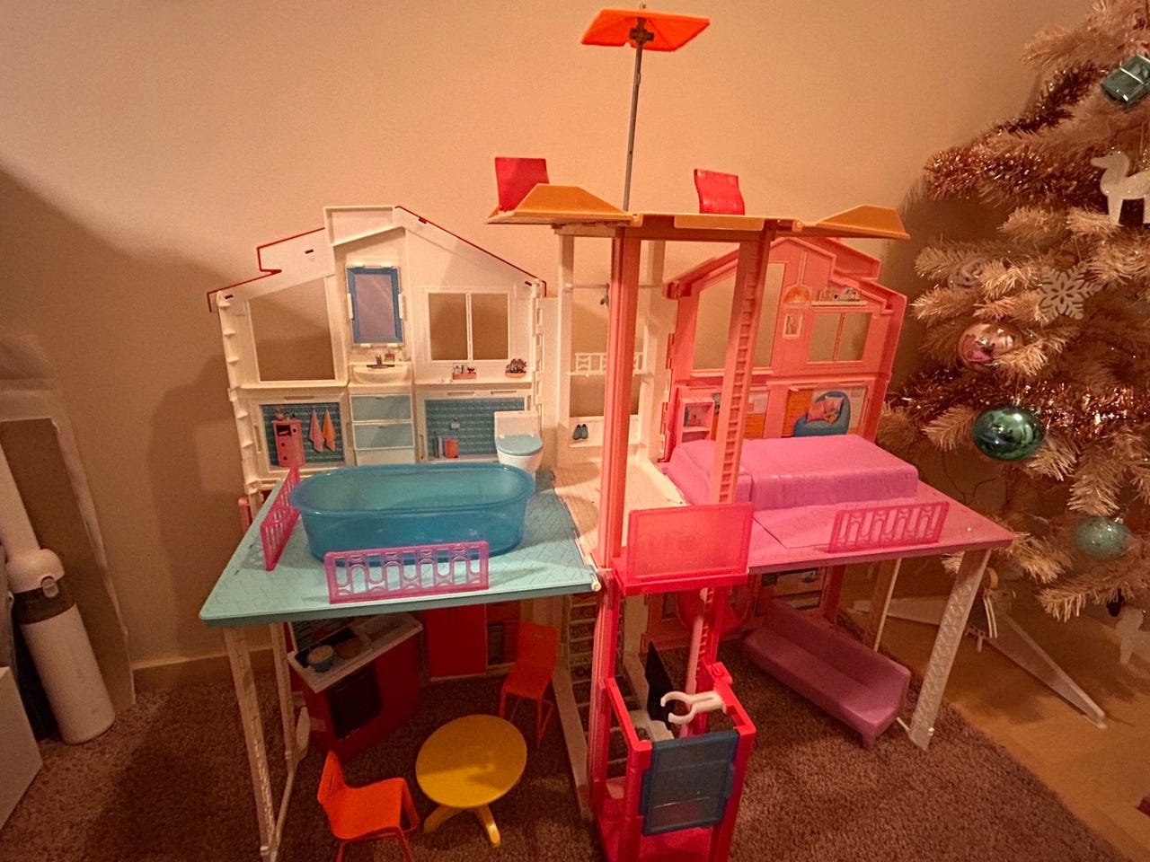 Barbie / Hus Mattel DLY32 med utstyr | FINN-torget