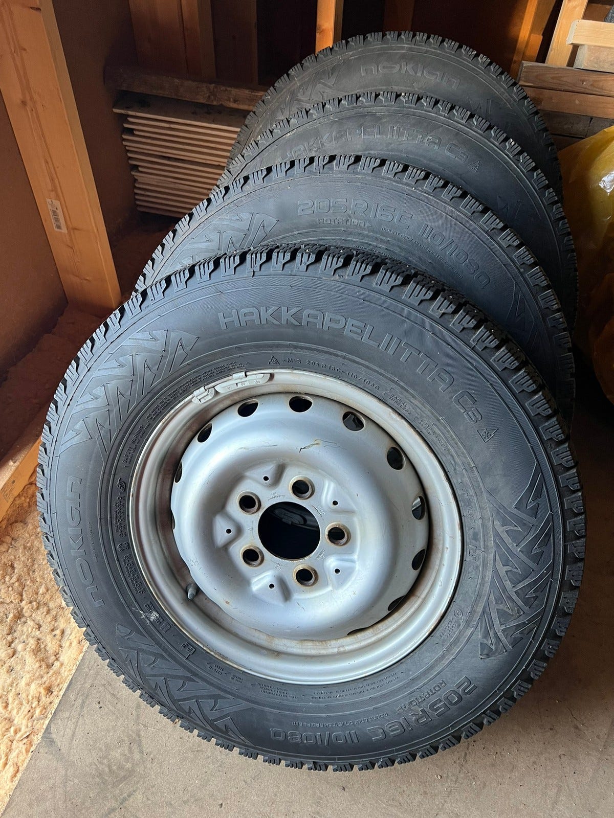 16”x205 Nokian Hakkapelitta vinterdekk på Mercedes felger. | FINN-torget