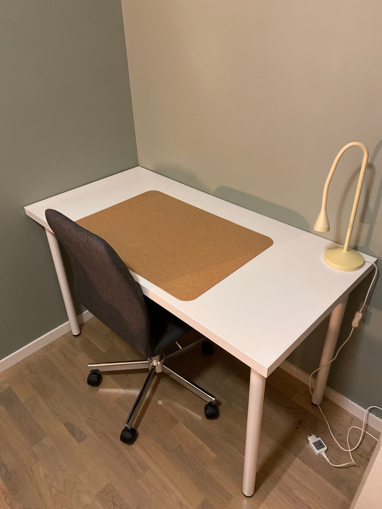 Pakke med stol, pult, lys, matte osv. | FINN-torget