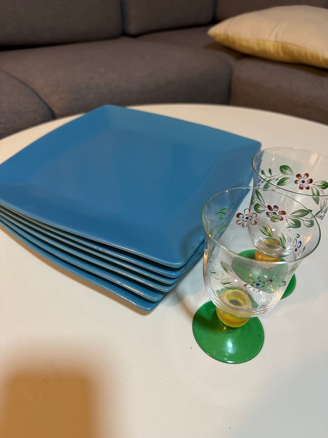 Big plates and glasses | FINN-torget