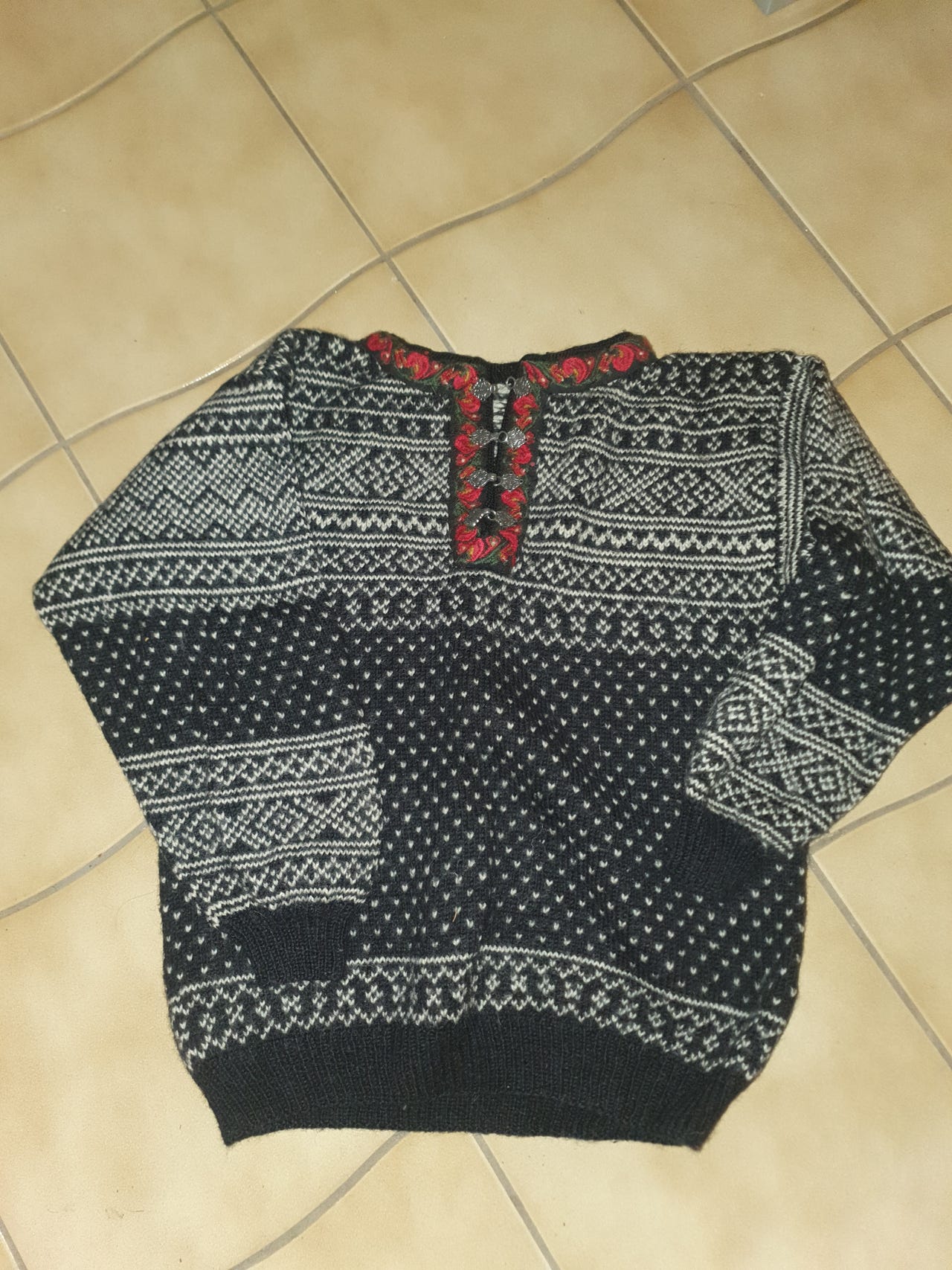 Ullgenser str M/L selges | FINN-torget