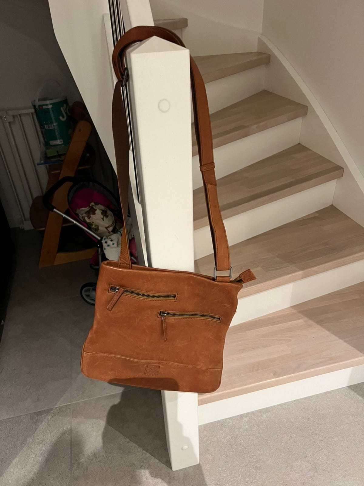 Brun skulderveske i skinn selges kr. 200,- | FINN-torget