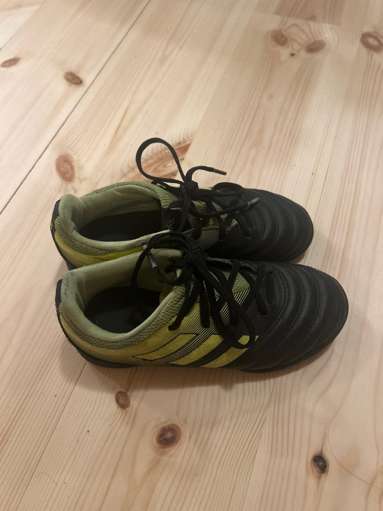 Adidas fotballsko str.31 | FINN-torget