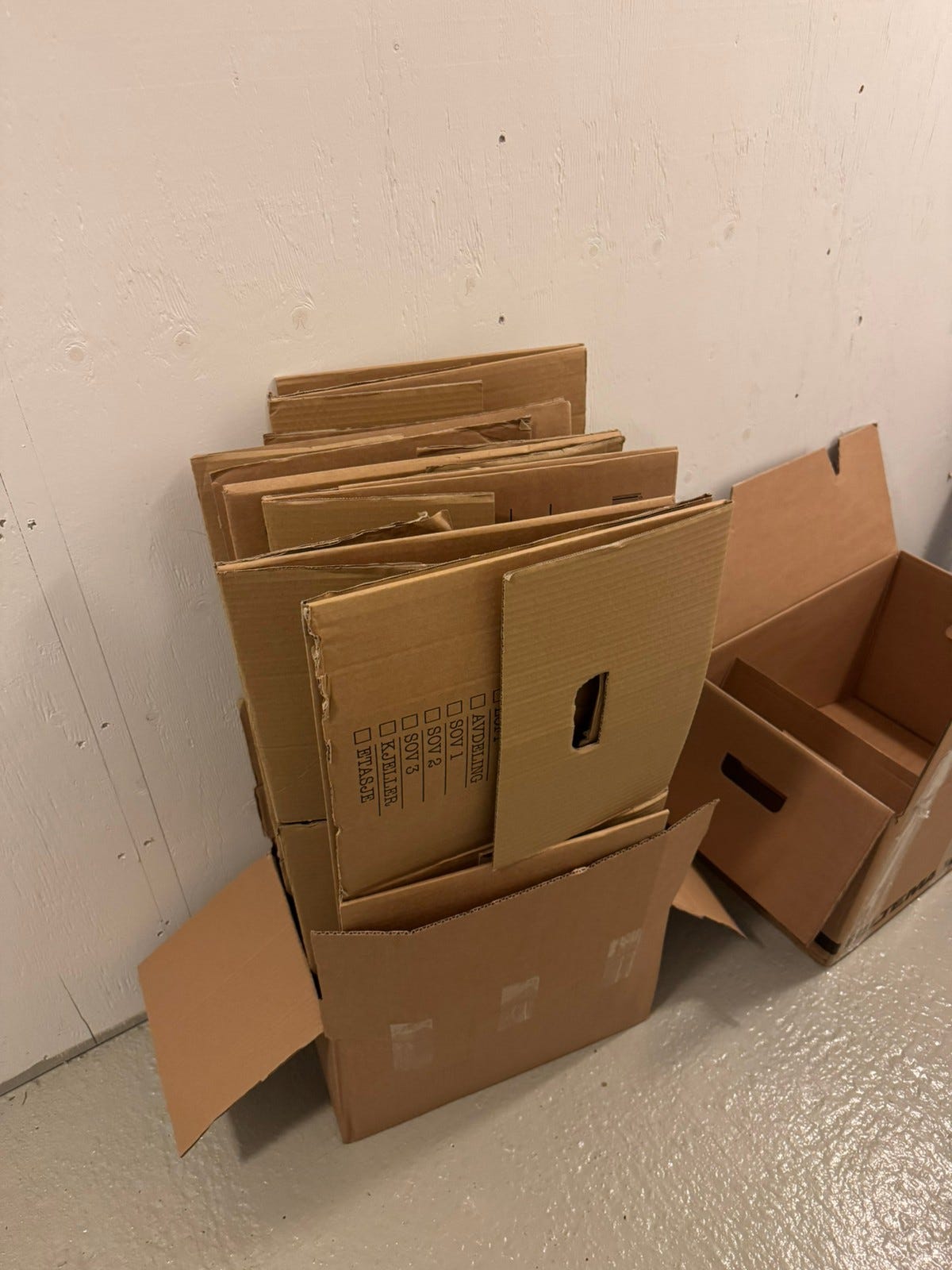 Flytteesker selges | FINN-torget