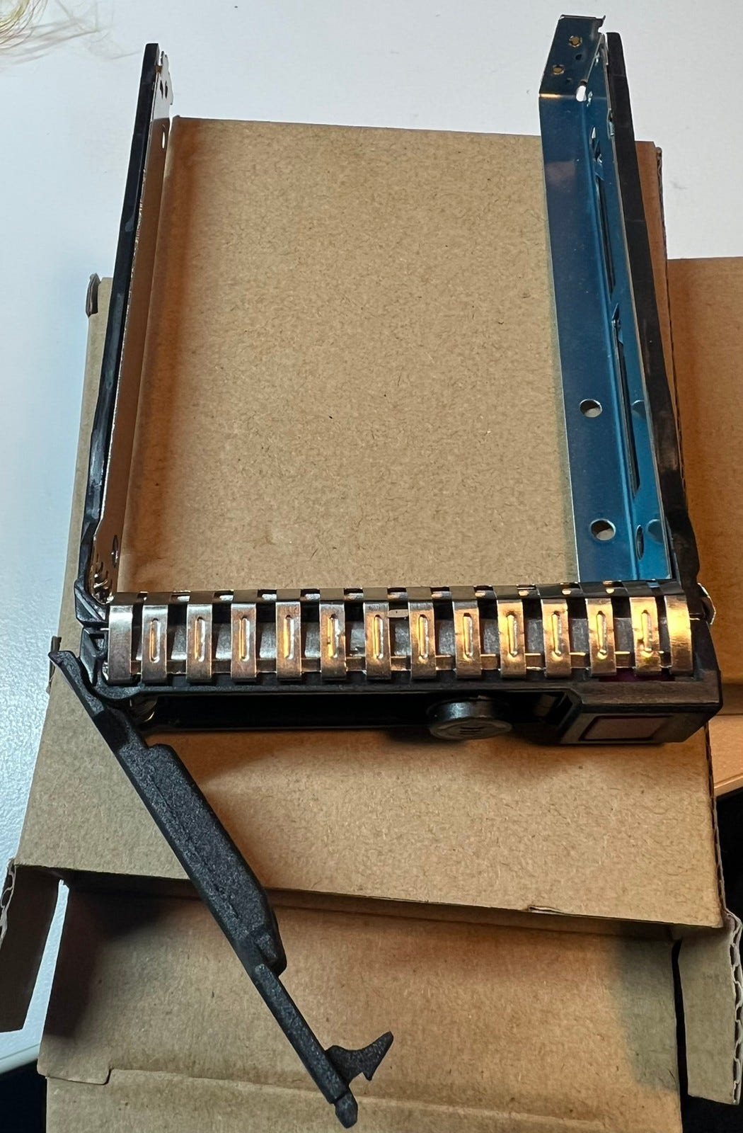 HPE - Hot Swap Tray for HDD/SSD: MPN KIT252 | FINN-torget