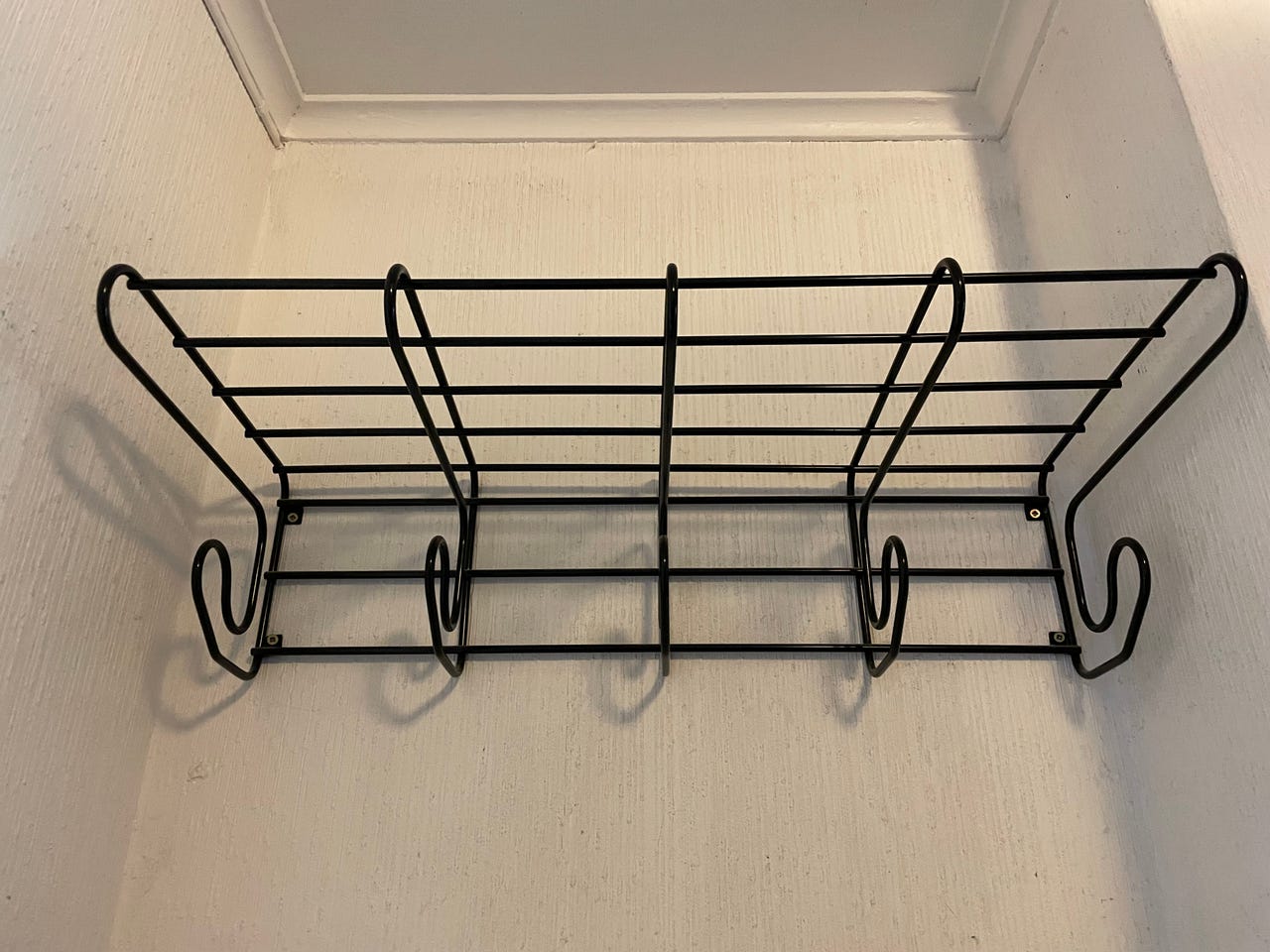 Knaggrekke til gang med hattehylle gis bort henting. 2 stk. | FINN-torget