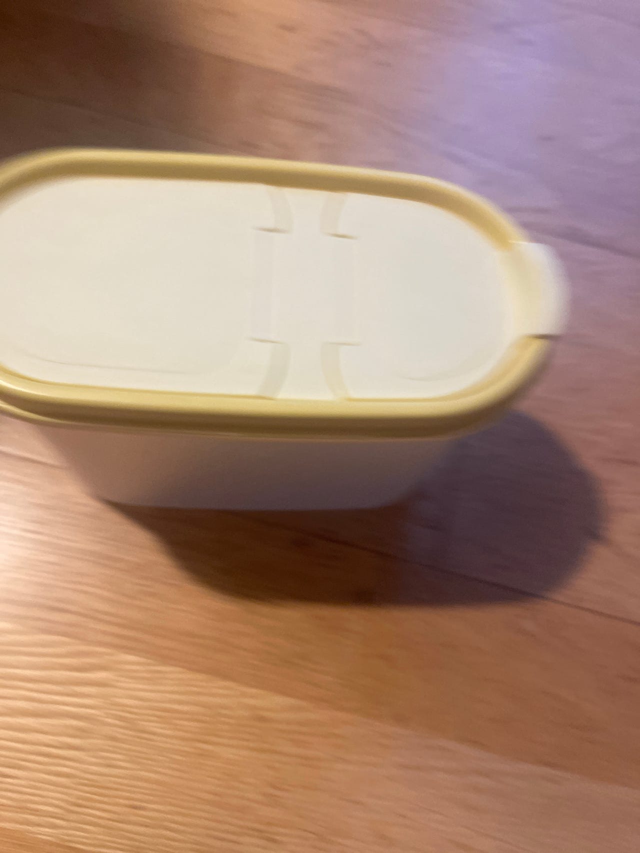 Tupperware oppbevarings boks med gult lokk selges for 200 kr | FINN-torget