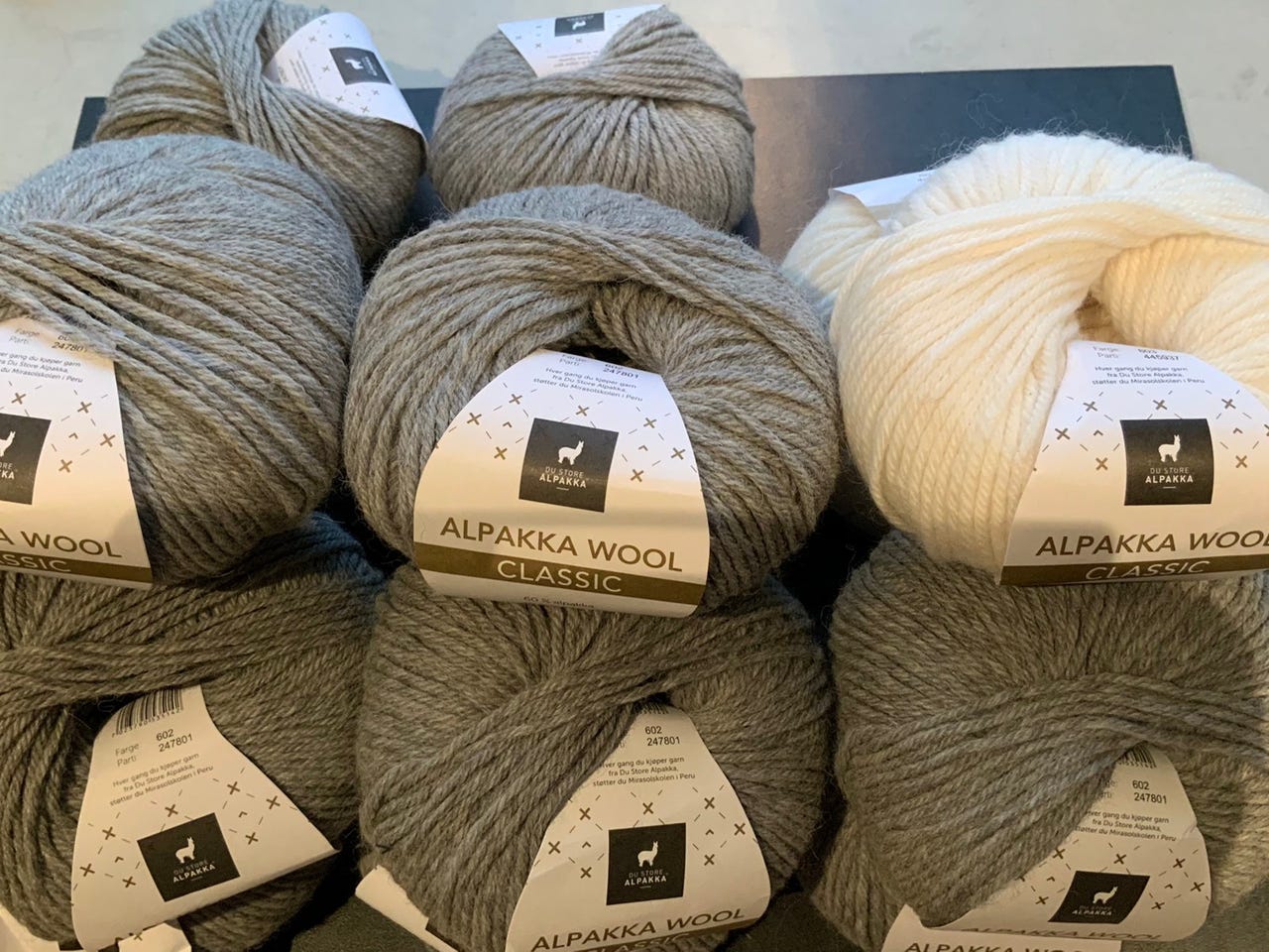 Alpakka Wool DSA 14 nøster. 11 nøster 602 lys grå 3 nøster 603 hvit ...