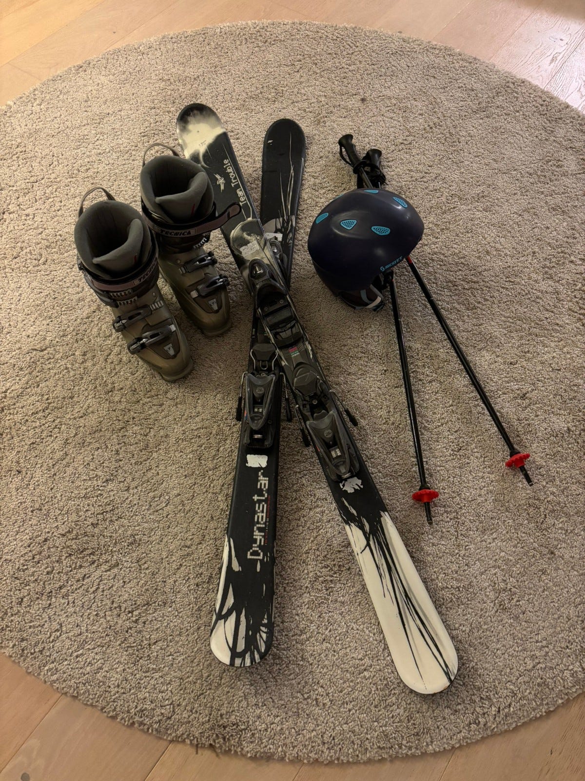 Skiutstyr alpint; twintip ski, staver, hjelm og slalom støvler. | FINN ...
