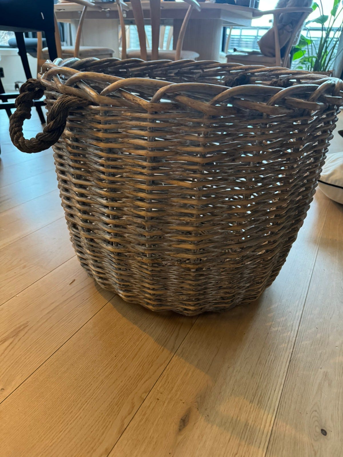 Stor flettet kurv | FINN-torget