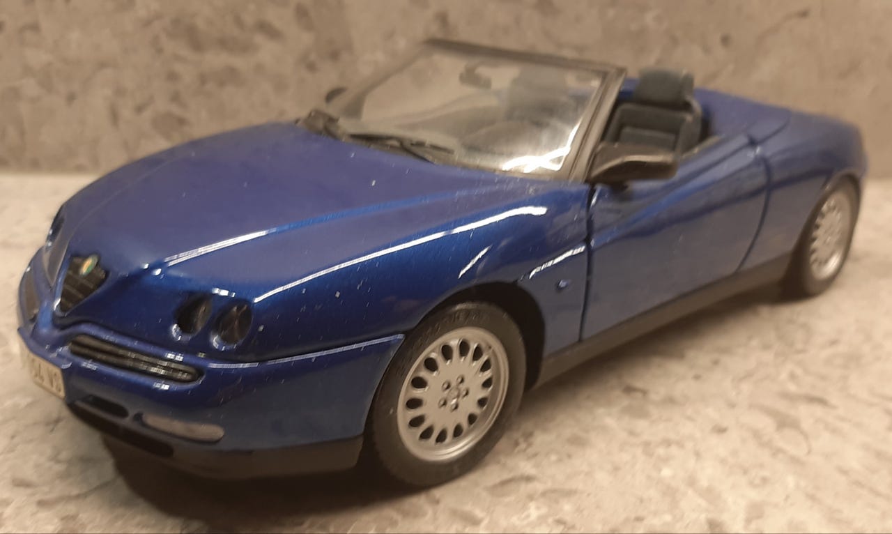 ALFA ROMEO SPIDER MODELLBIL I SKALA 1:18 | FINN-torget