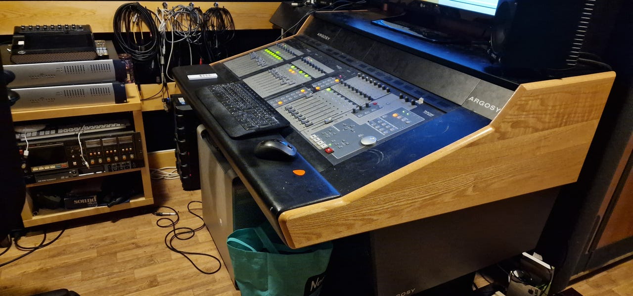 Argosy studiokonsoll og Tascam FW 1884 24 kanals Daw mixer med 2 FE ...