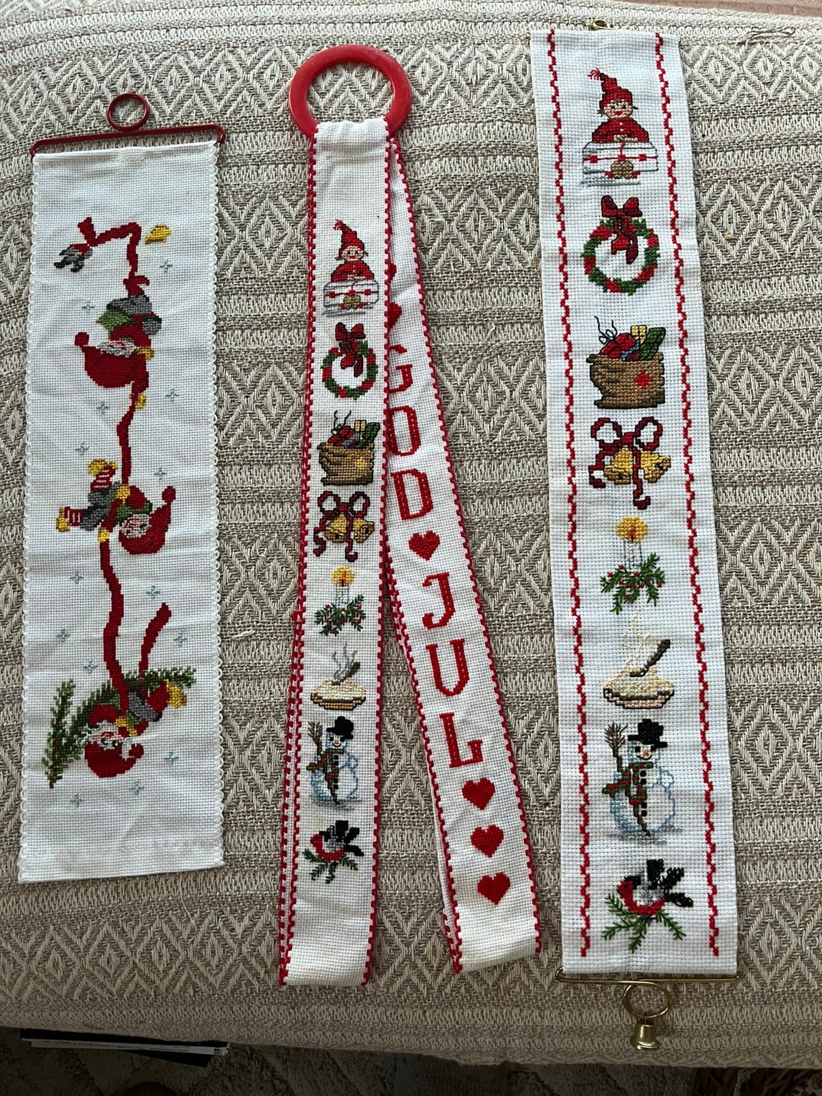 Julepynt. To broderte klokkestrenger og oppheng for brett | FINN-torget