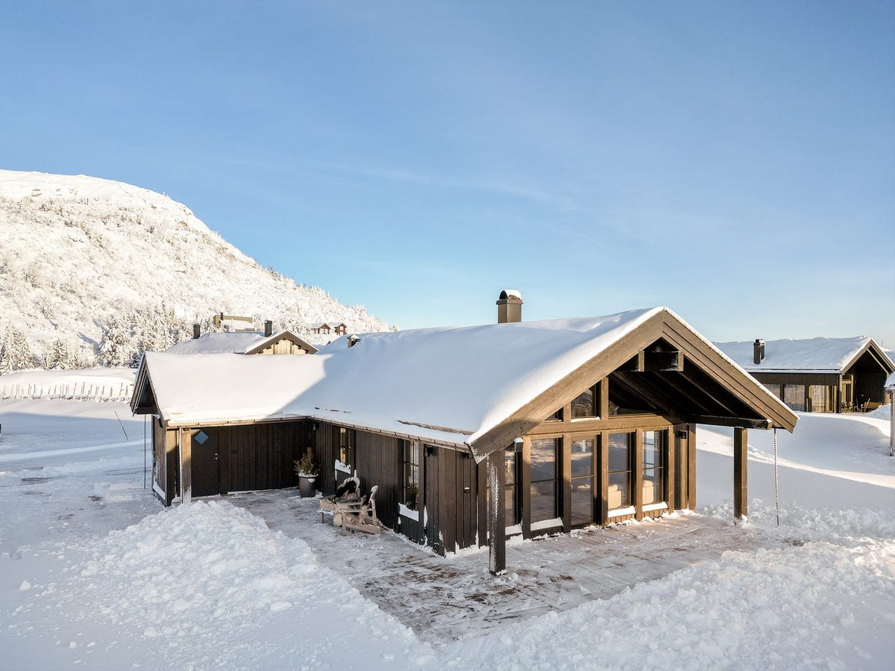 Flott og nyere hytte med solrik beliggenhet og fin utsikt. 3 soverom. Langrennsløyper og ...
