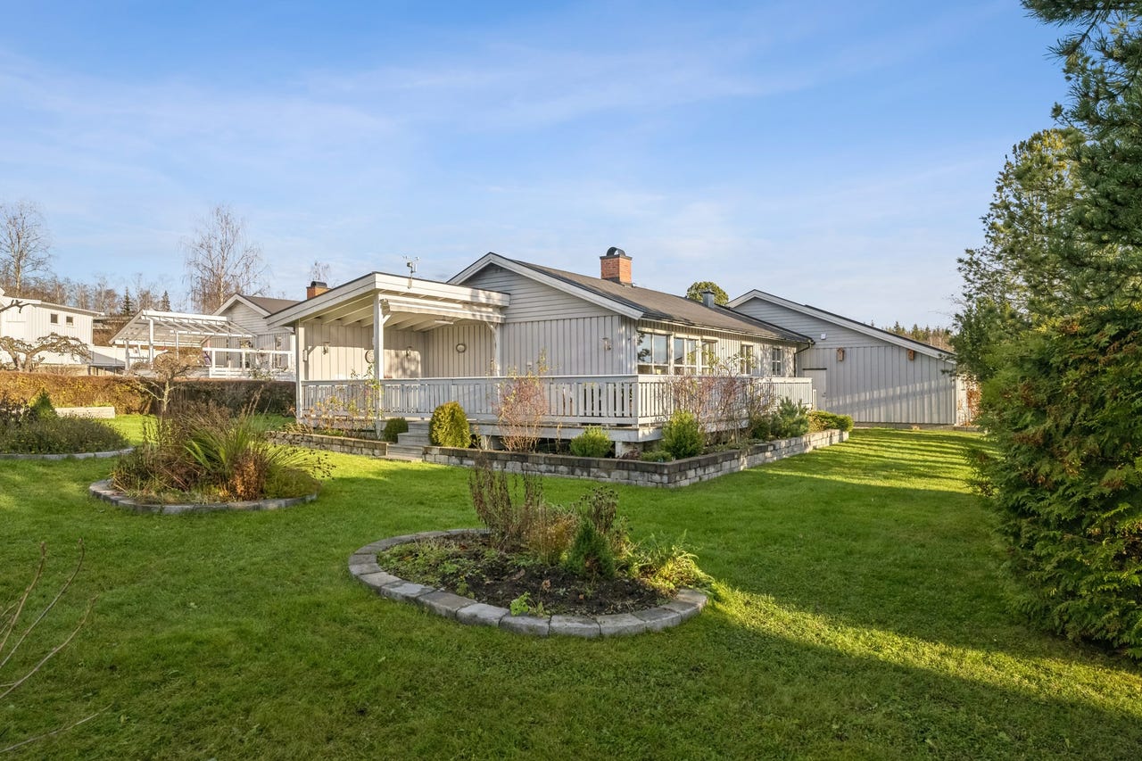 Stor og velholdt enebolig med svært attraktiv beliggenhet på Ajer ...