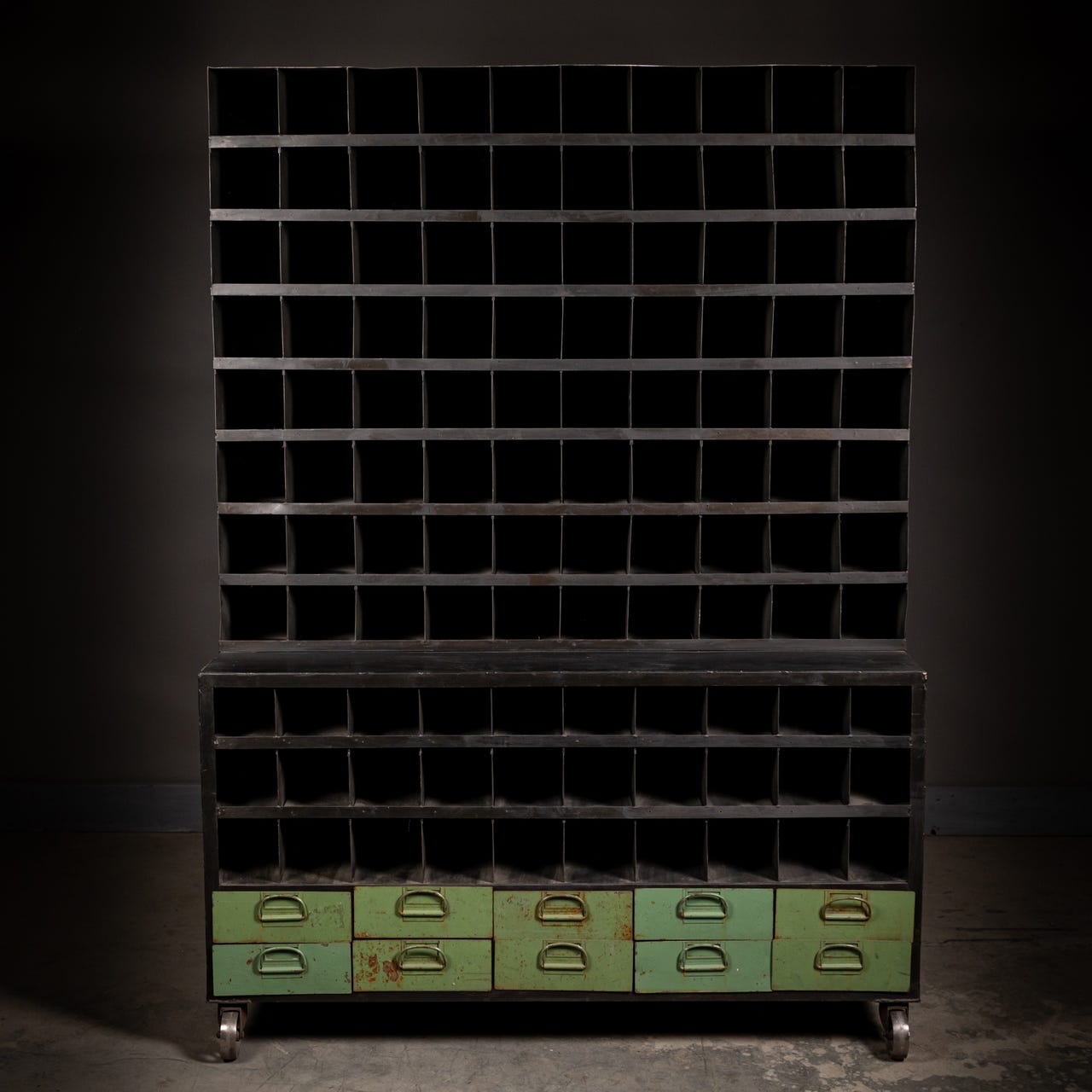 Heavy duty pigeon-hole metal shelving rack | FINN-torget