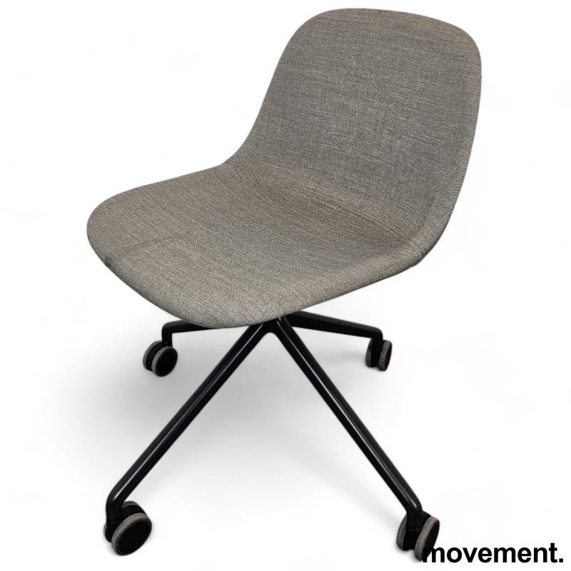 2 stk Konferansestol / møteromsstol på hjul i grått stoff fra Muuto ...