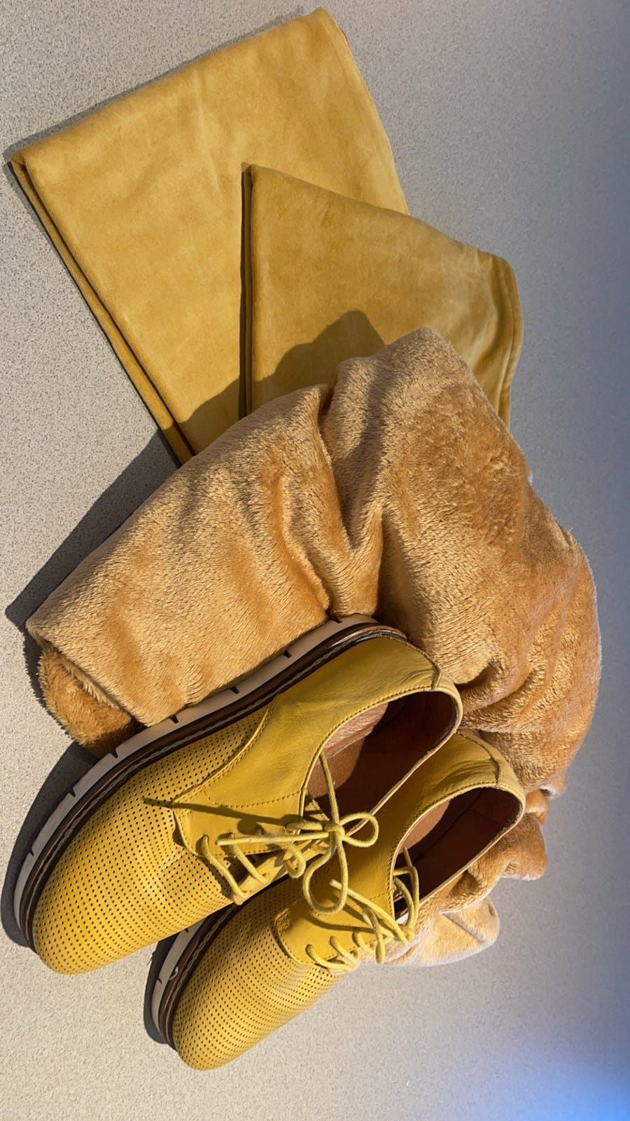 Gult er kult💛2 stk. putetrekk, pledd og Bianco sko str. 37. | FINN torget